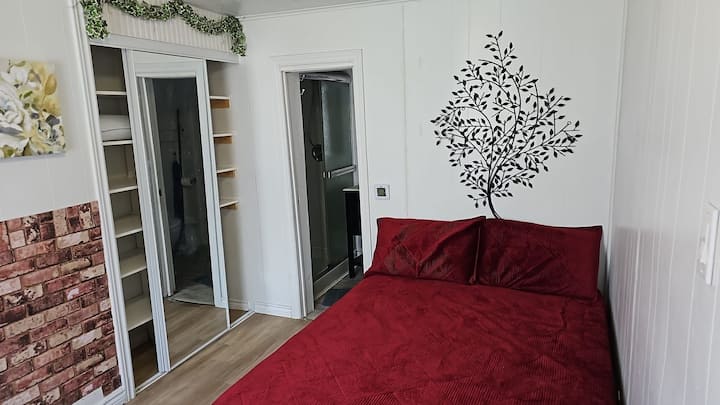 1br Ensuite Bath Walk Downtown! - Paradise