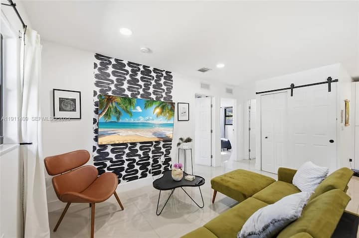 Peaceful, Central & Modern Home - Pompano Beach, FL