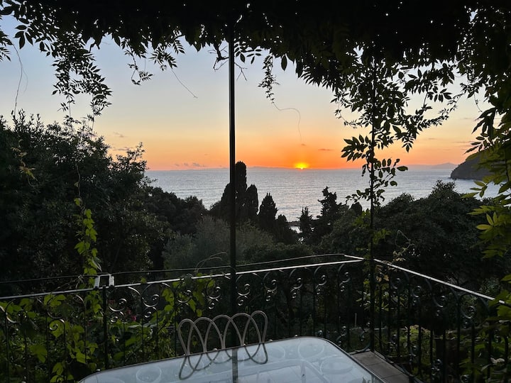 Casa Shani
Gorgeous View Unique Charming Location - Monterosso al Mare