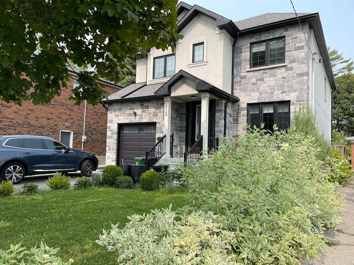 Huge 2 Bedroom Apt, 15 Min To Dt - Toronto
