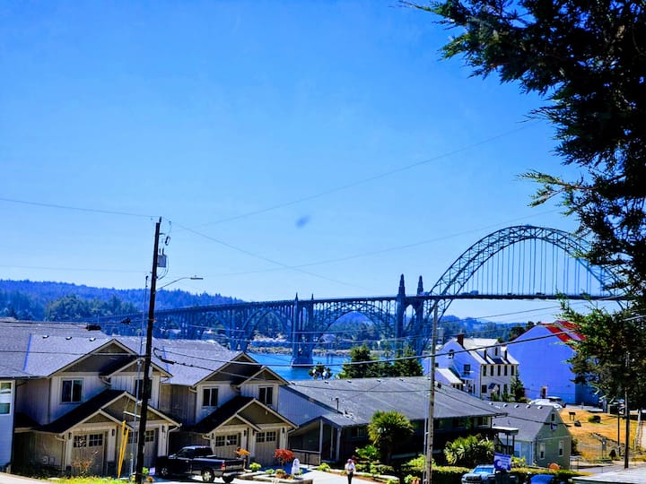 Bridge Bay Bungalow (Home) 1 Block Above Bayfront - Newport, OR