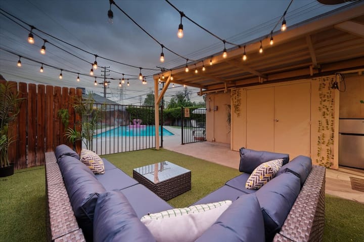 Boho Retreat: Pool,patio,minigolf,arcade & Studios - Burbank, CA