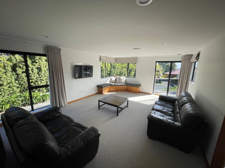 Spacious Family Home In Strandon - New Plymouth