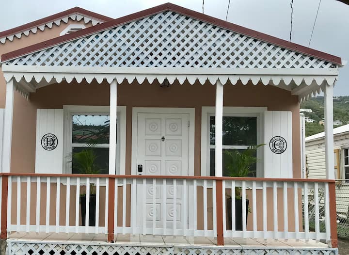 2 Bedrooms, Stylish Retreat Walk To  Downtown - Saint Thomas