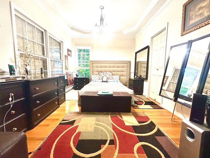 Marquis Bedroom (Queen Bed With Shared Bathroom) - Apex, NC