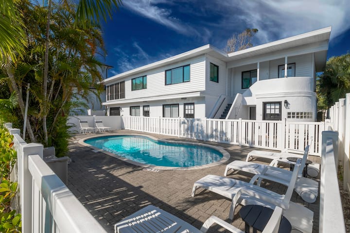 Island Vacay -1 Block Walk/quiet Street To Beach - Anna Maria Island, FL