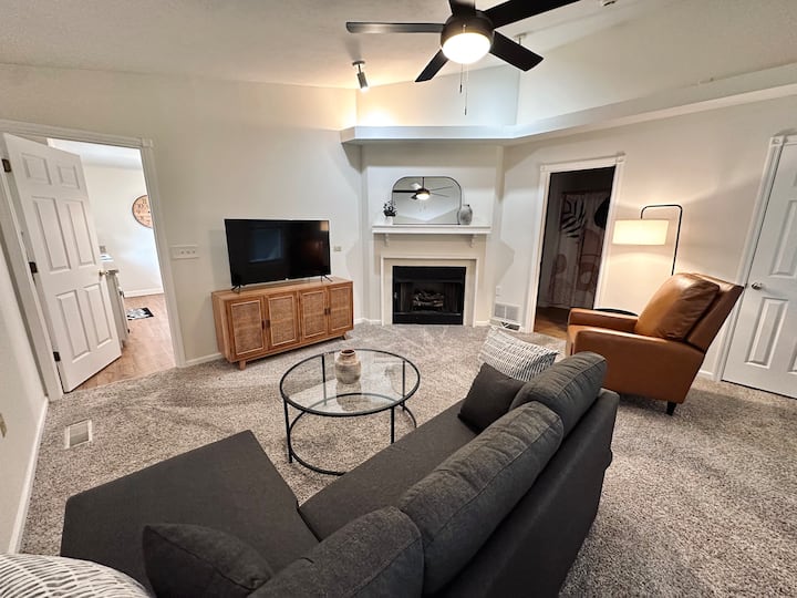 Upstairs Large One Bedroom Grove City Apartment - Grove City, OH