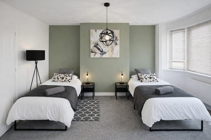 Spacious 4 Bed House / Sleeps 7 / Free Parking - Farnham