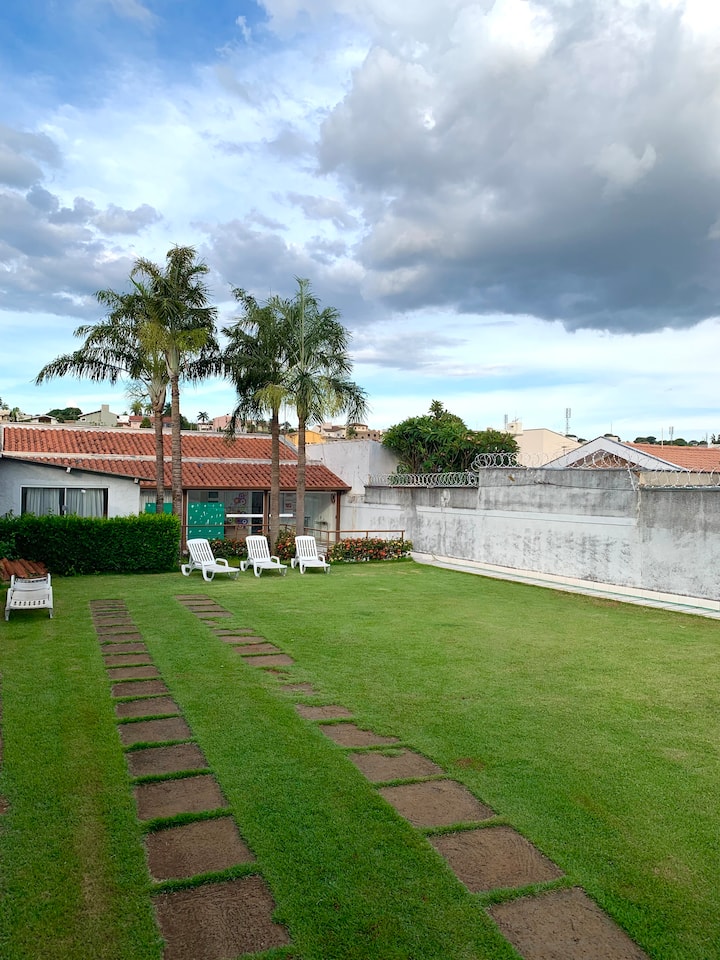 Casa C/ Ar Condicionado , Gramado Amplo, 2 Quartos - Uberaba