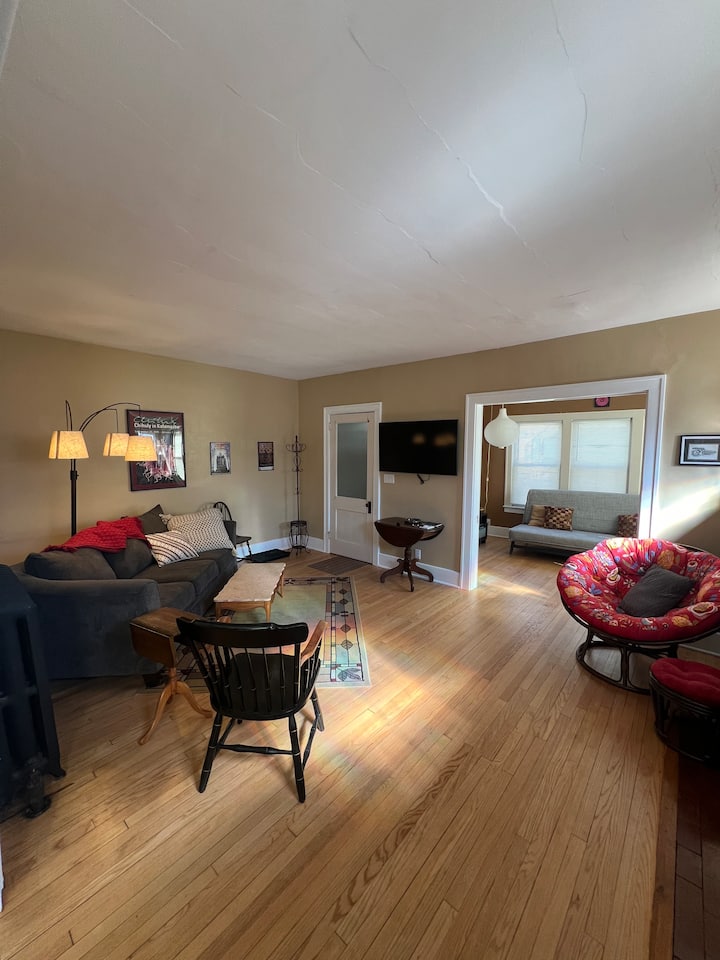 Kalamazoo Stays #1  Downtown 2 Bd/1 Bath Apt. - Kalamazoo, MI