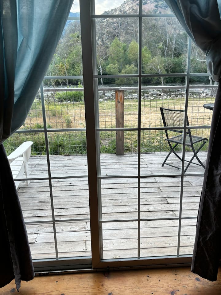 Riverfront Family Cabin #7 With Large Wooden Deck - Three Rivers, CA