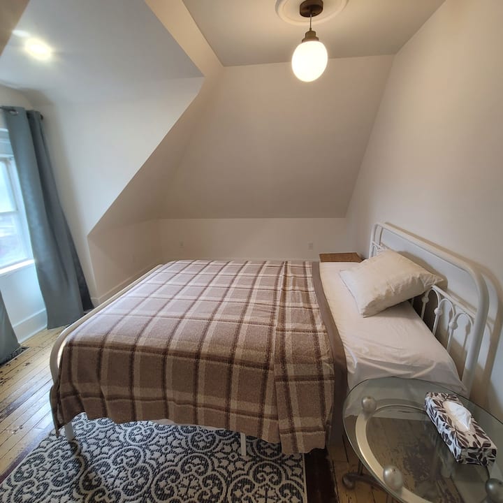 Furnished Bedroom At The Sage Guesthouse - Regina