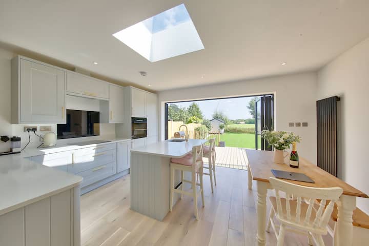 Freshly Refurbished Semi-detached Home. Big Garden - Surbiton