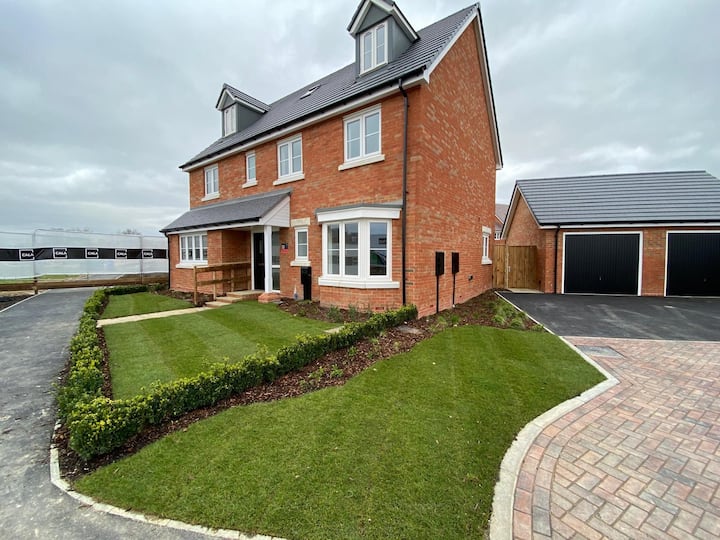 5 Bedroom Luxury Lakeside House Near Goodwood - South Downs