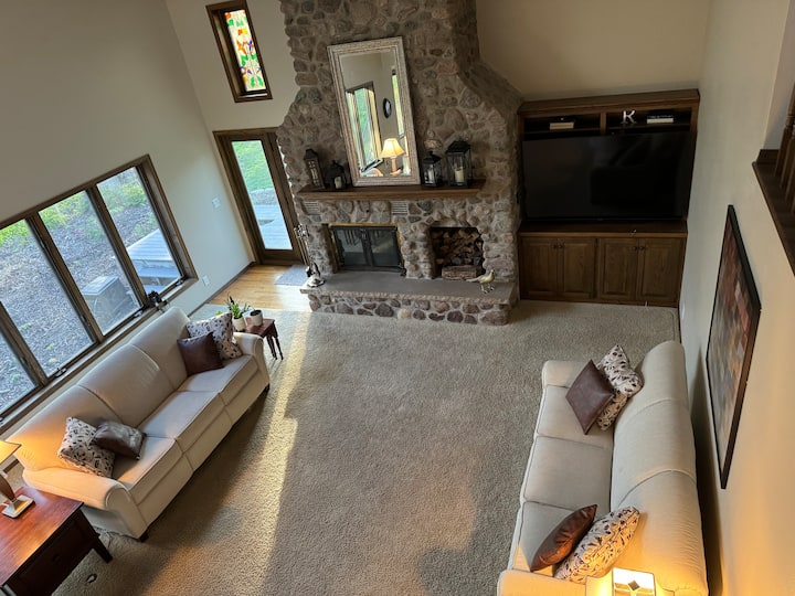 Spacious Green Bay Area Home - Hobart, WI