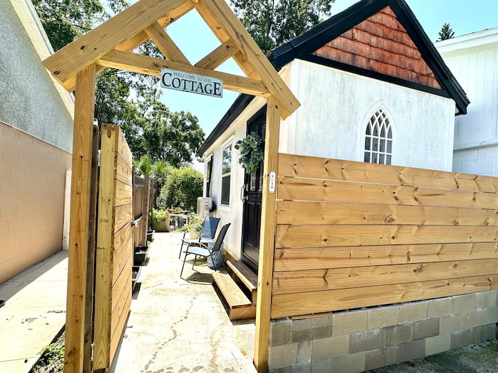 Carrollwood Cottage Tiny Home - Tampa, FL