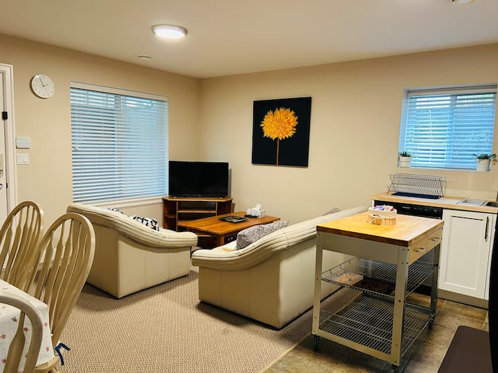 Spacious 2 Bedroom Guest Suite In Walnut Grove - Maple Ridge
