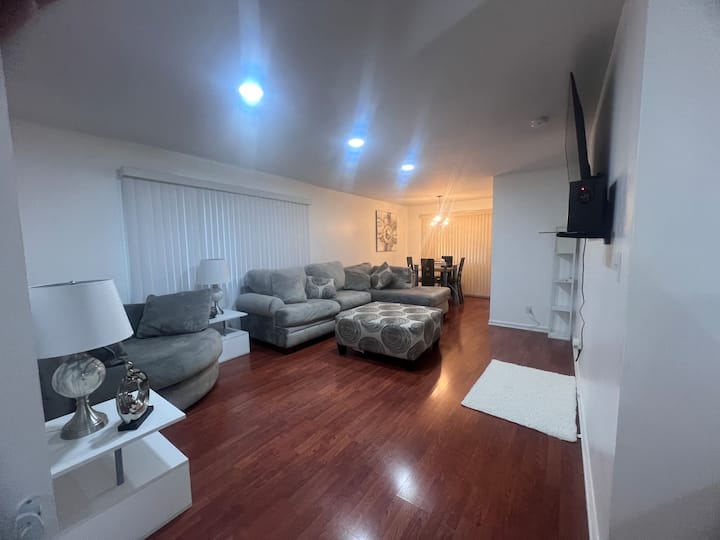 Family Friendly Home - Newburgh, IN
