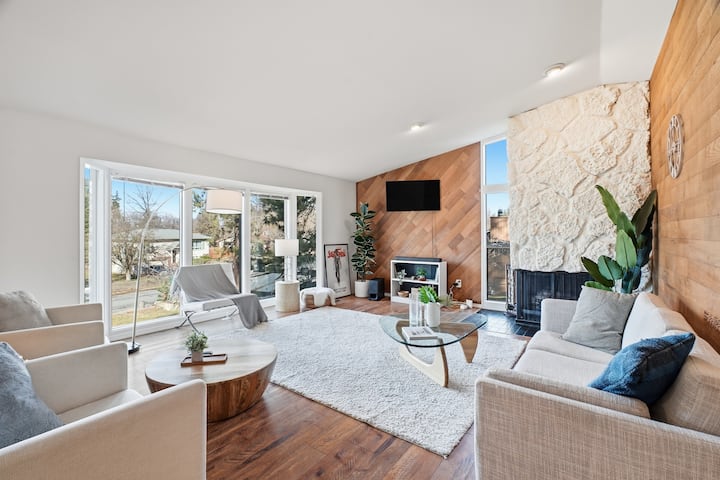 Bright Contemporary Dishman Hills Family Retreat - Spokane Valley, WA