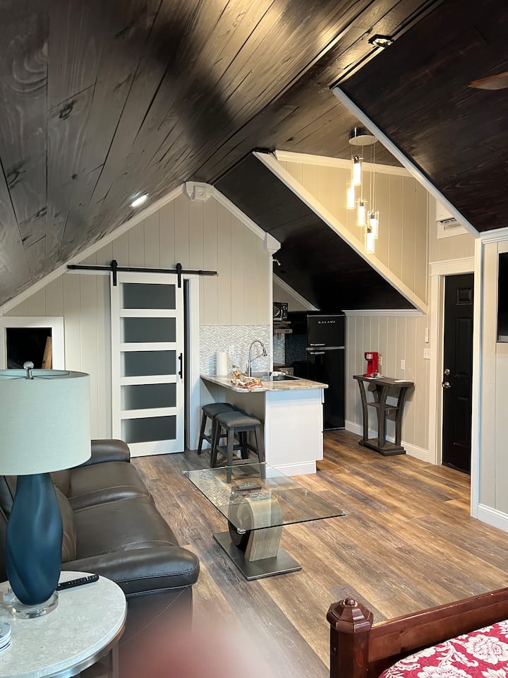 Georgetown Studio Treehouse - Georgetown, TX