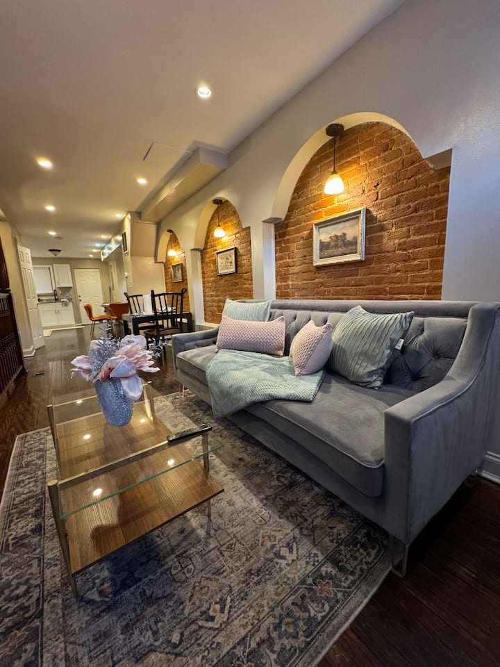 Entire House | 3 Bedrooms | Sleep 6 | 3.5 Baths | - Baltimore, MD