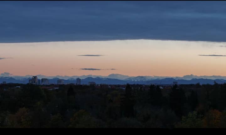 Alpine & Munich Skyline View Apt - München