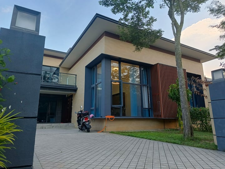 Quiet 2 Storey House - Pekan Nanas