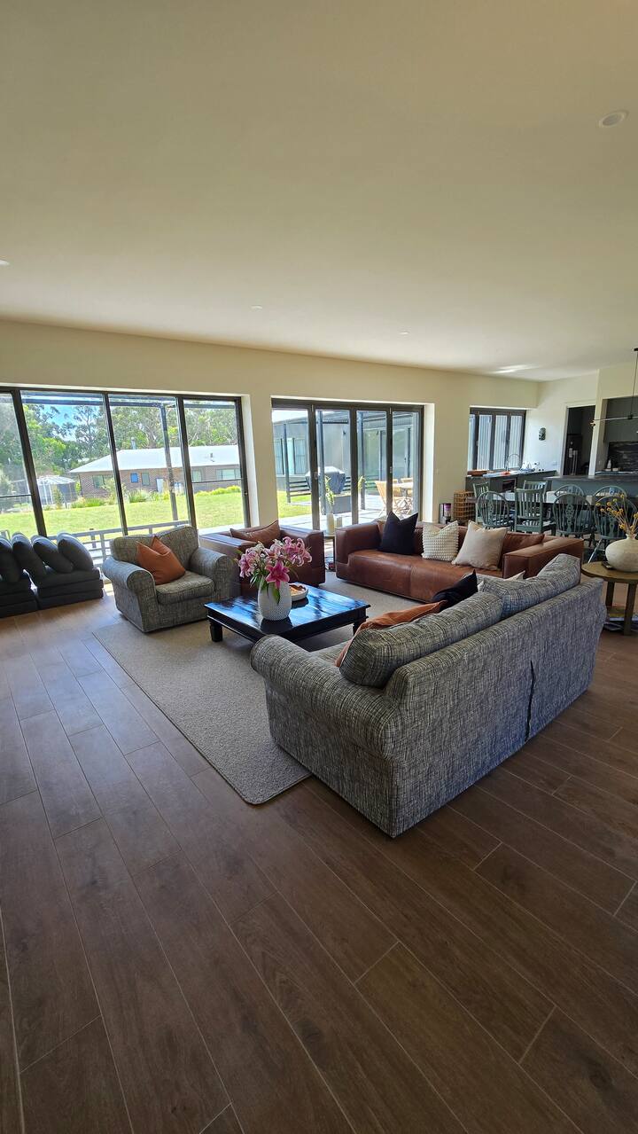 Large Modern Home With Outdoor Space For Families - Leongatha