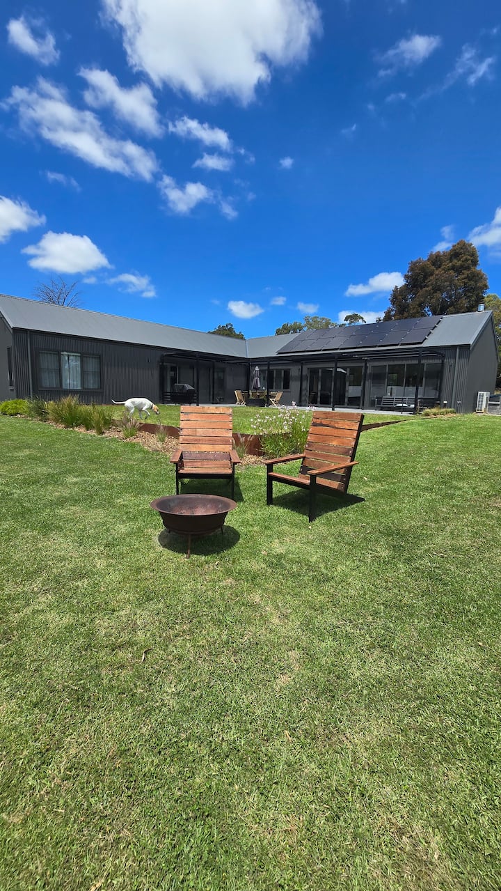Large Modern Home With Outdoor Space For Families - Leongatha