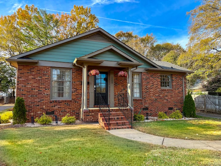 2br Home With Massive 86in Tv - Piper Glen Drive – Charlotte