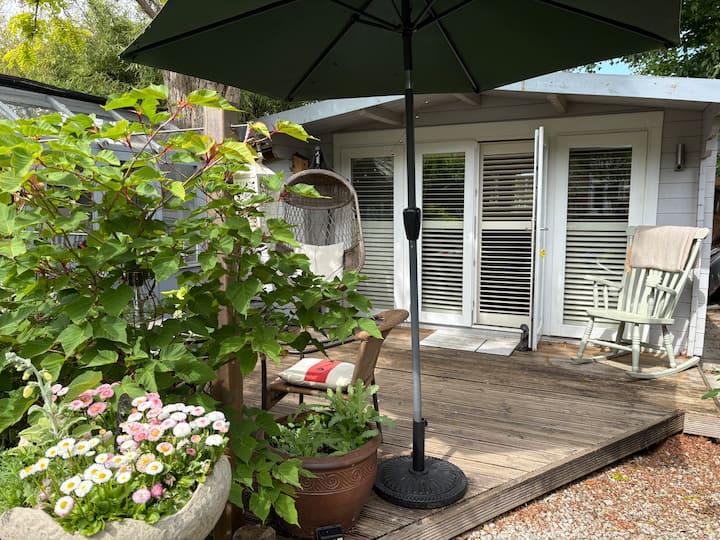 Cosy For 2, Comfortable For 1 Cabin - Epsom