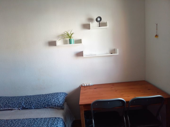 Jolie Chambre, Le Hôte Parle En Françe. - Alcorcón