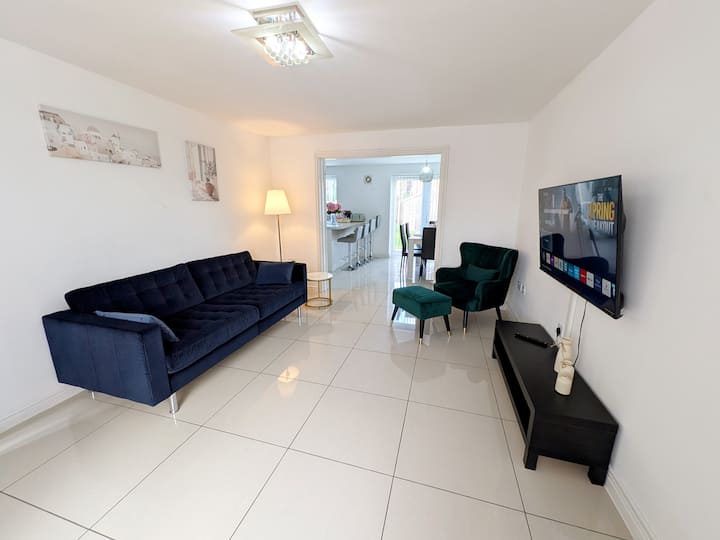 Family Friendly Modern 4bd House - Beverley