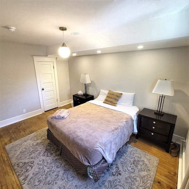 Private Bedroom At "The Sage Guesthouse" - Regina