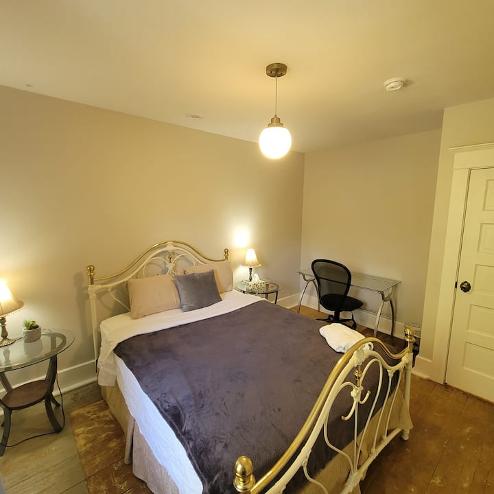 Private Bedroom At "The Sage Guesthouse" - Regina