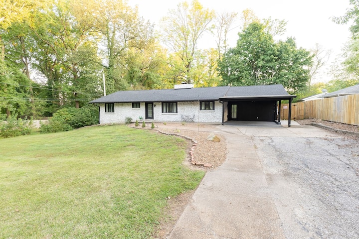 Pet Friendly, 3 Queen Beds, Fenced Yard, Cottage - Evansville, IN