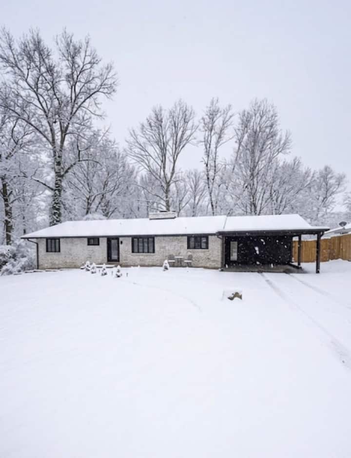 Fenced Yard, Cottage, Prime Location, Rain Shower - Evansville, IN