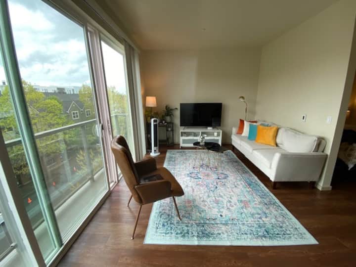 Charming Redmond Apartment - Redmond, WA