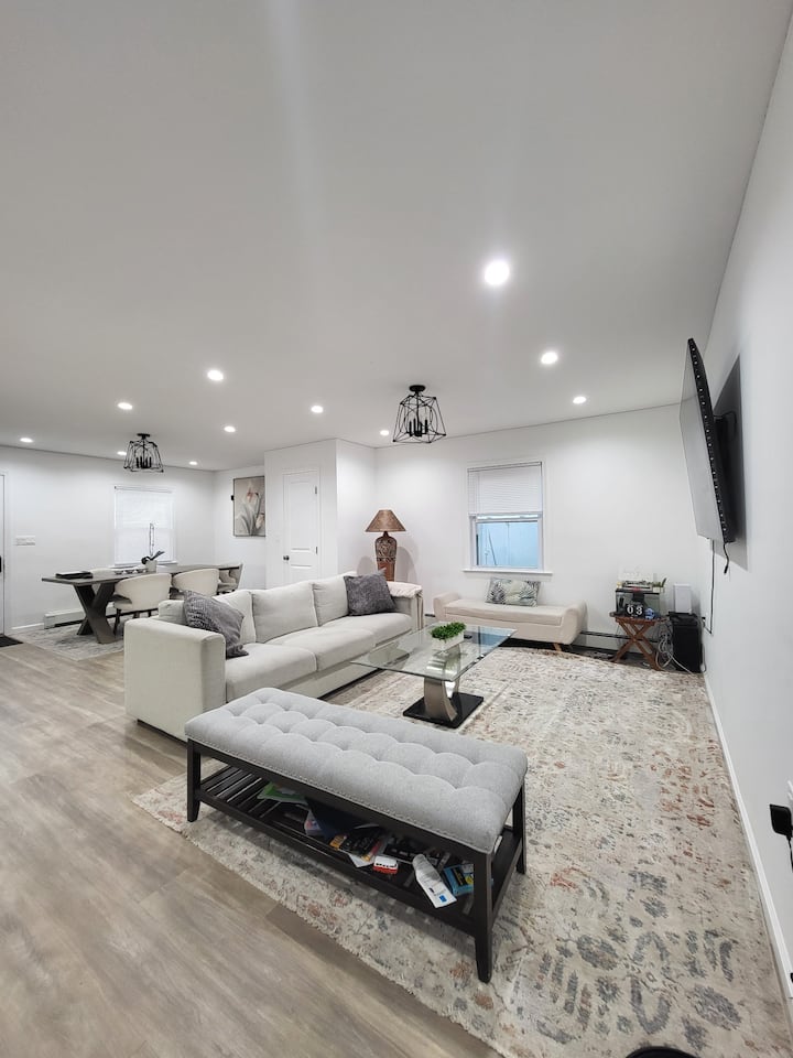 Lendes Modern Retro House In Long Island - Westbury, NY
