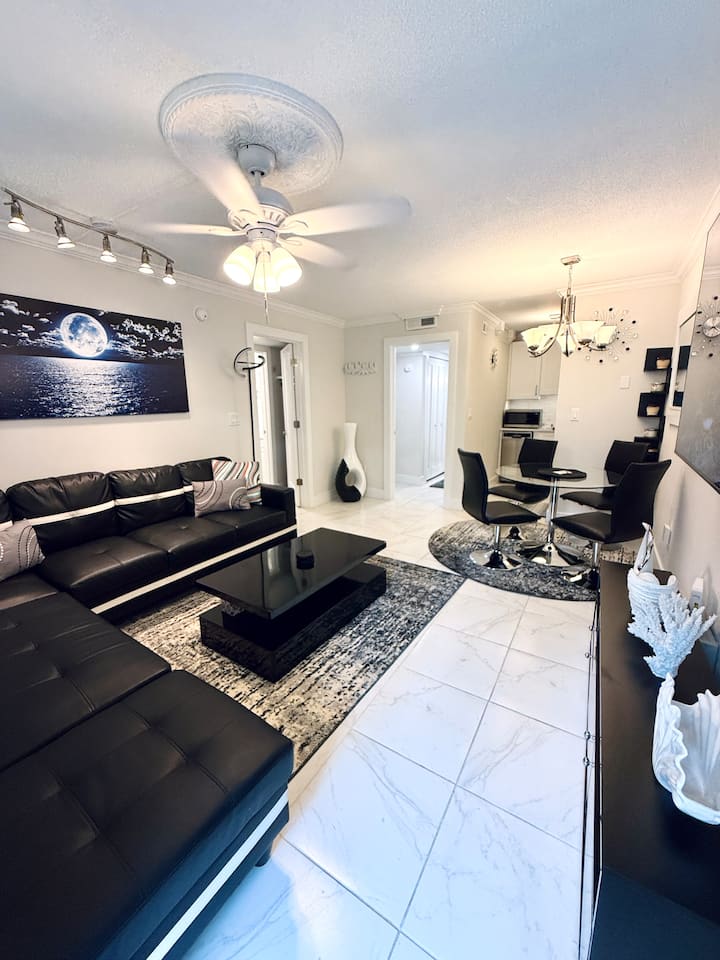 Downtown Condo At Naples Pier Beach - Naples, FL