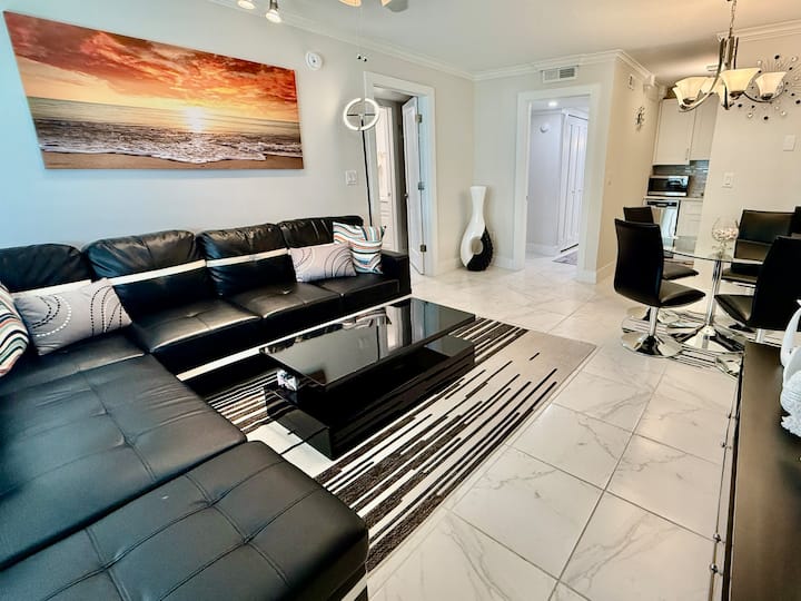 Downtown Condo At Naples Pier Beach - Naples, FL