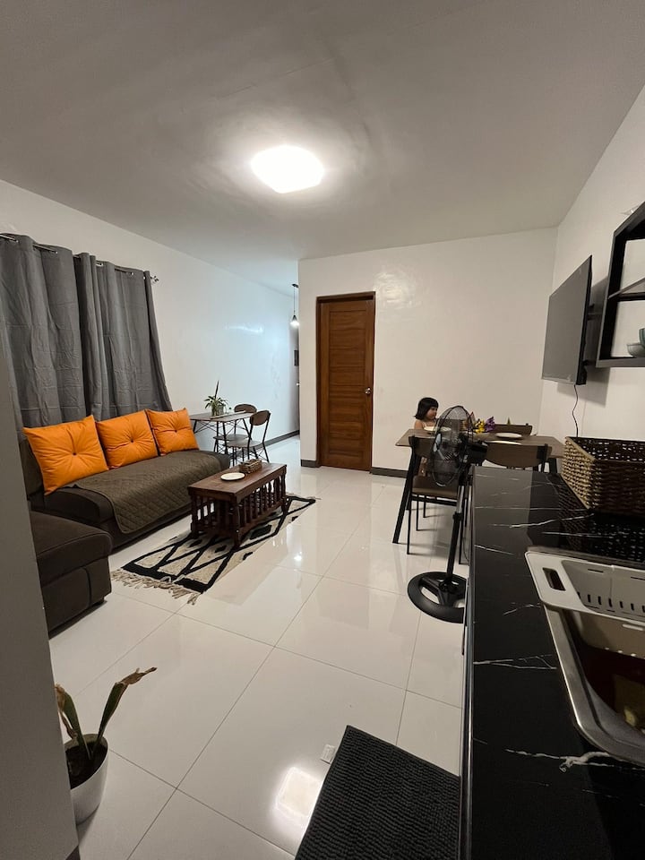 Cozy Sanctuary Warm Wood Tones:free Street Parking - Taytay