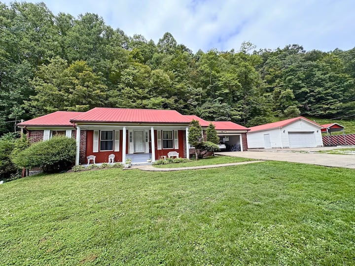 Buffalo Playhouse W/ Game Room.  Easy Trail Access - West Virginia