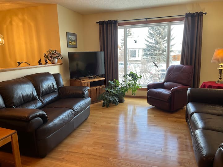 Charming 4 Bedroom Home - Cochrane