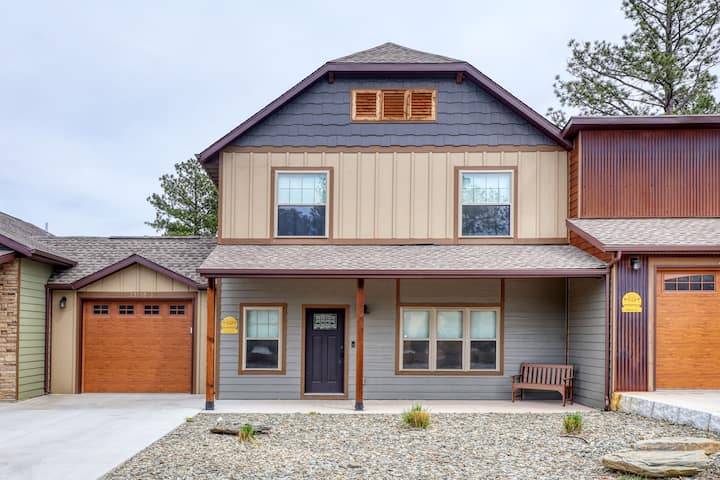 Modern Gold Mining Condo: King Bed, Comforts - Mount Rushmore, SD