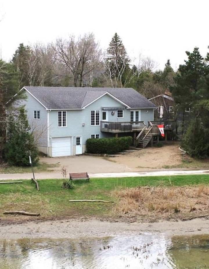 Sleeps 10+ | Waterfront Cottage | Private Beach - Port Franks
