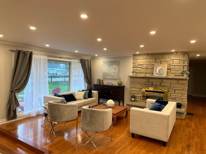 Riverside Stylish 4bedroom House - Belleville, Canada