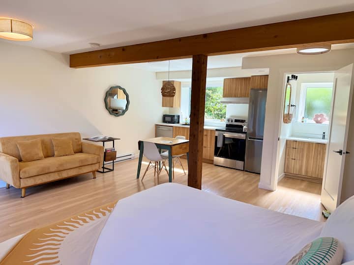 Private Suite - King Bed - Kitchen - Tofino