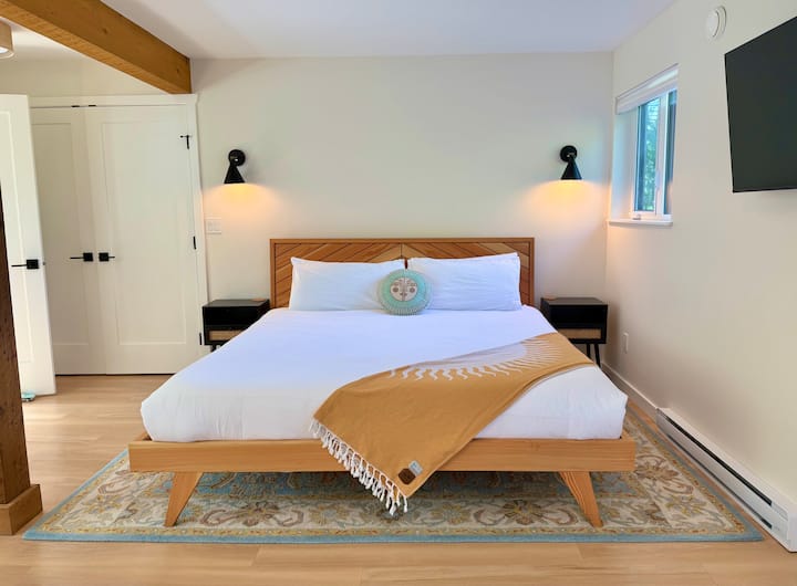 Private Suite - King Bed - Kitchen - Tofino