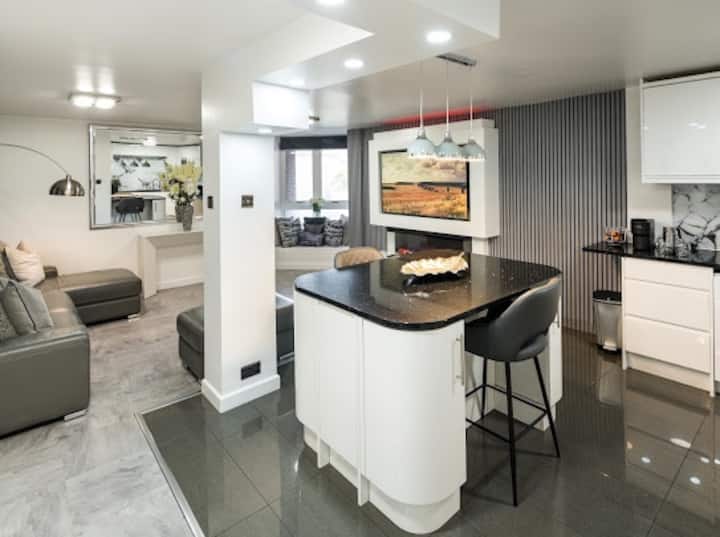 Modern 4 Bedroom 7 Bed Apartment - Piccadilly Circus - London